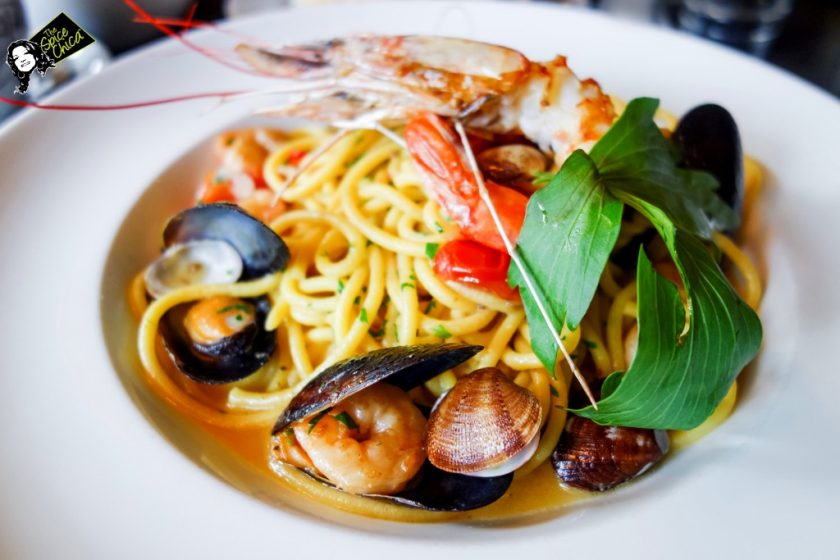 Pasta ai Frutti di Mare! SEAFOOD PASTA - The Spice Chica™