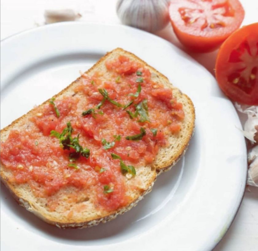 Cómo hacer pan tumaca con ajo - The Spice Chica™